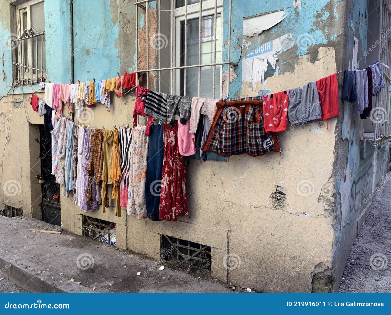 Poor district in istanbul editorial photo. Image of life - 219916011