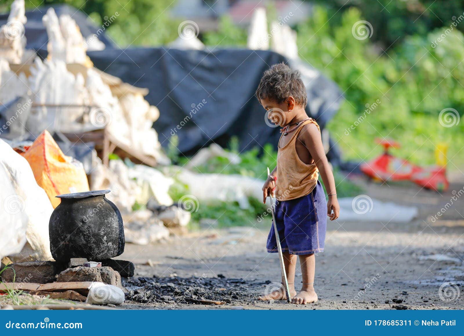 Poor Indian child playing editorial photo. Image of female - 178685311