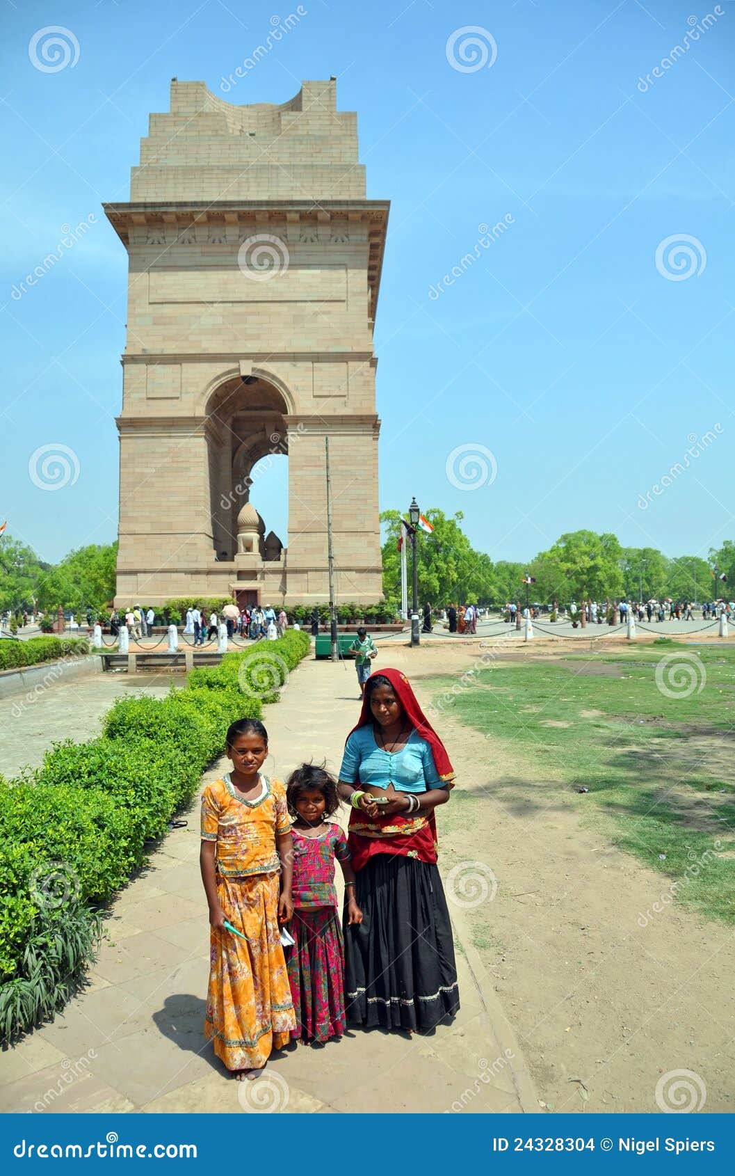Poor Indian Family Begs in Front of India Gate. Editorial Stock Image ...