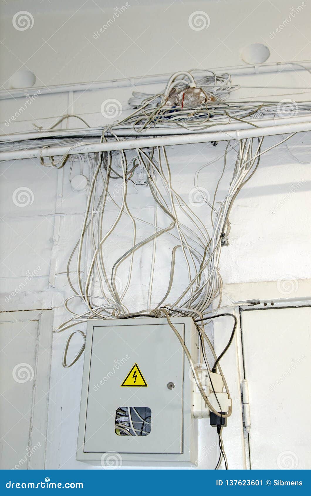 Poor Installation of LAN Cables To the Cabinet with the Switch Stock ...