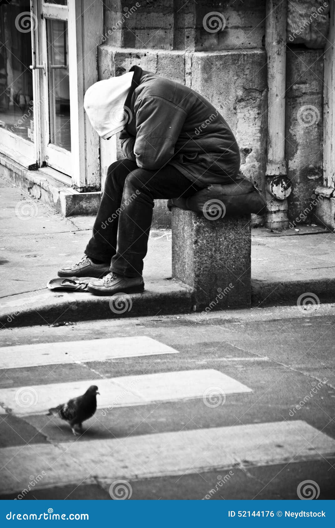 Poor man in Paris editorial photo. Image of landmark - 52144176