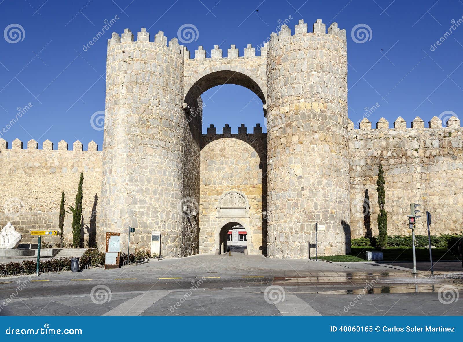Poort in De Stadsmuren Van Avila Stock Afbeelding - Image of versterkt ...