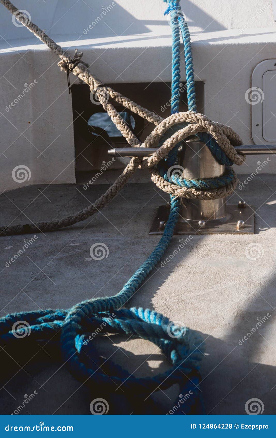 Popa De Una Nave, De Cuerdas Y De Nudos Foto de archivo - Imagen de ...