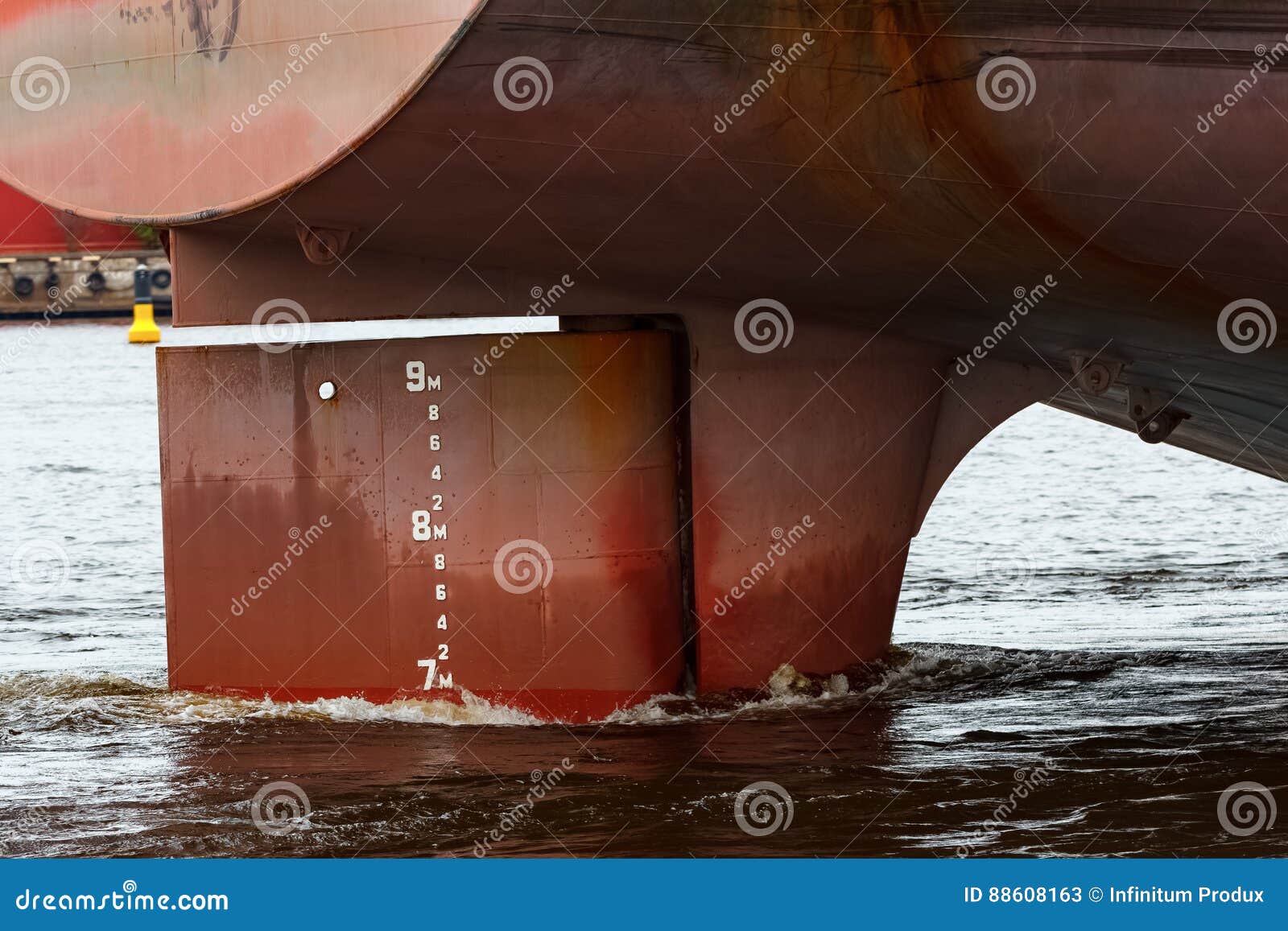 Popa Roja Del ` S Del Buque De Carga Imagen de archivo - Imagen de nave ...