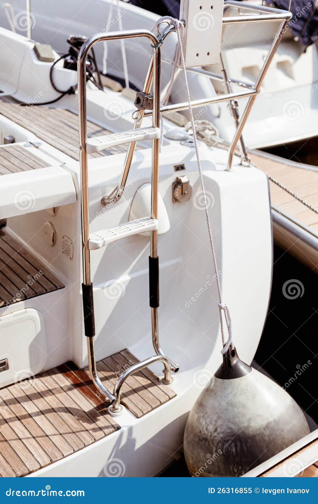 Popa y defensa del barco imagen de archivo. Imagen de escalas - 26316855