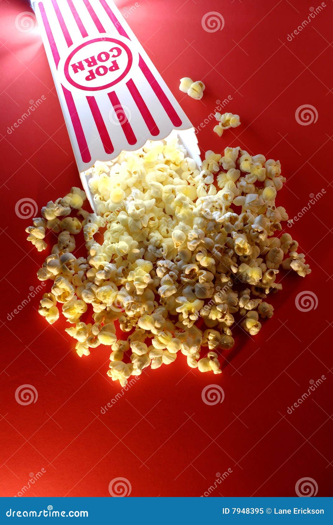 Popcorn bij de Films stock afbeelding. Image of vermaak - 7948395