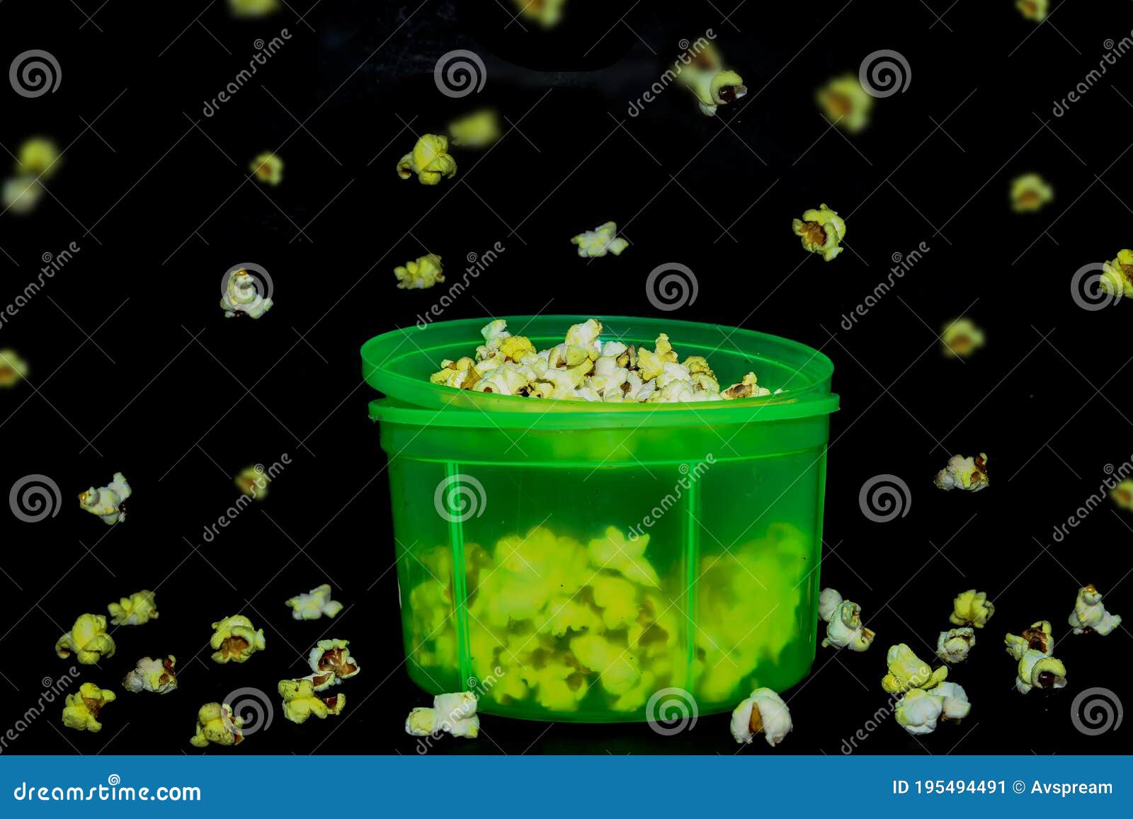 Popcorn-Eimer Mit Fallendem Popcorn Und Schwarzem Hintergrund Stockbild ...