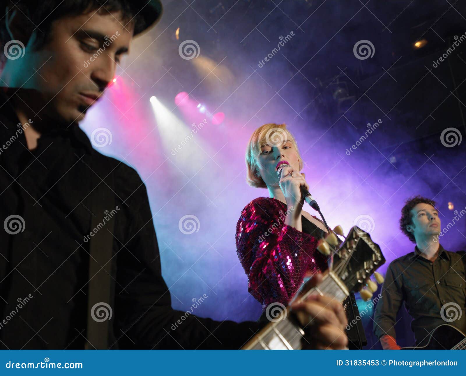 Popgroep op Stadium stock afbeelding. Image of uitvoeren - 31835453