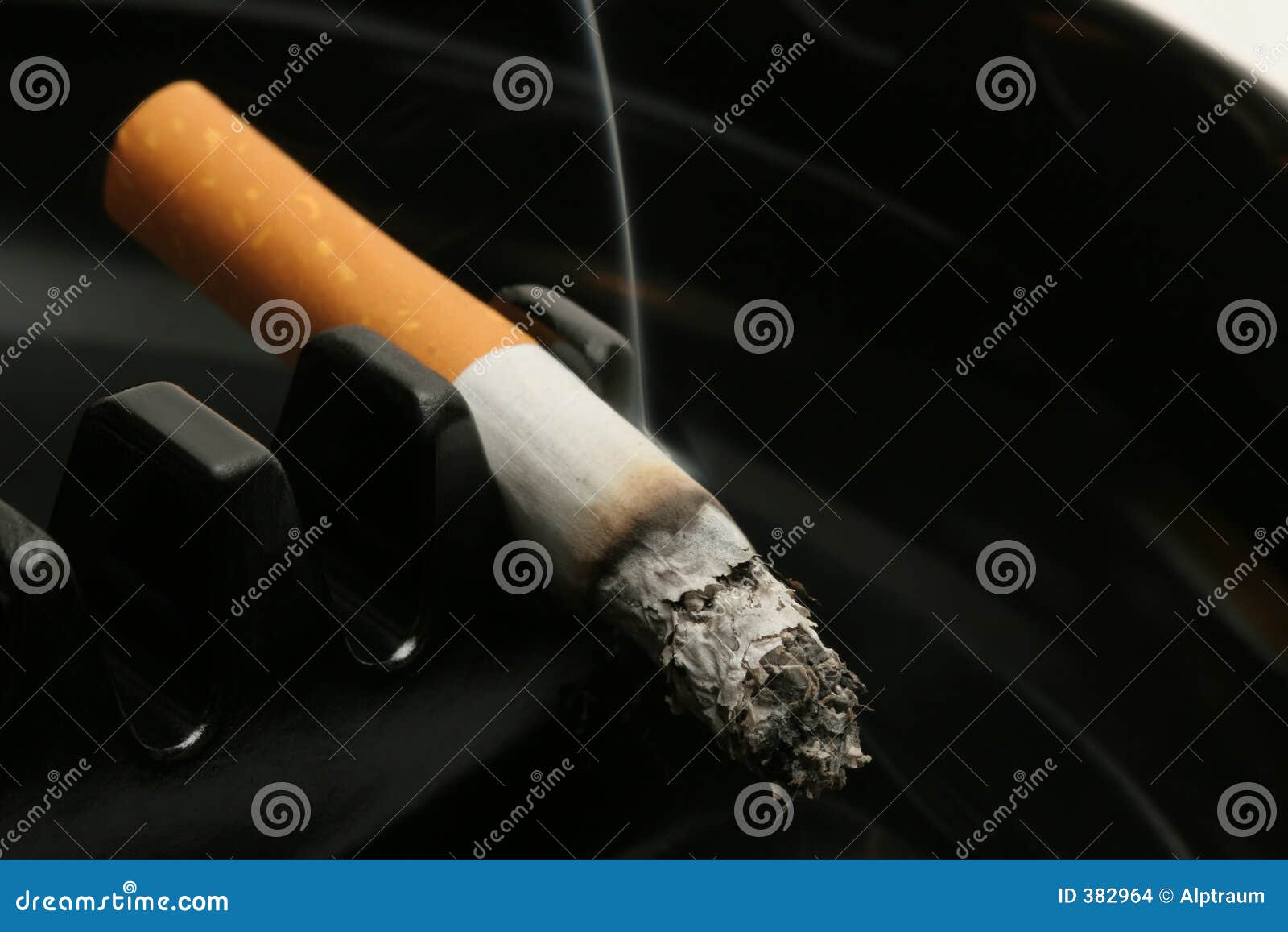 Popielniczka papierosa zdjęcie stock. Obraz złożonej z przyzwyczajenie ...