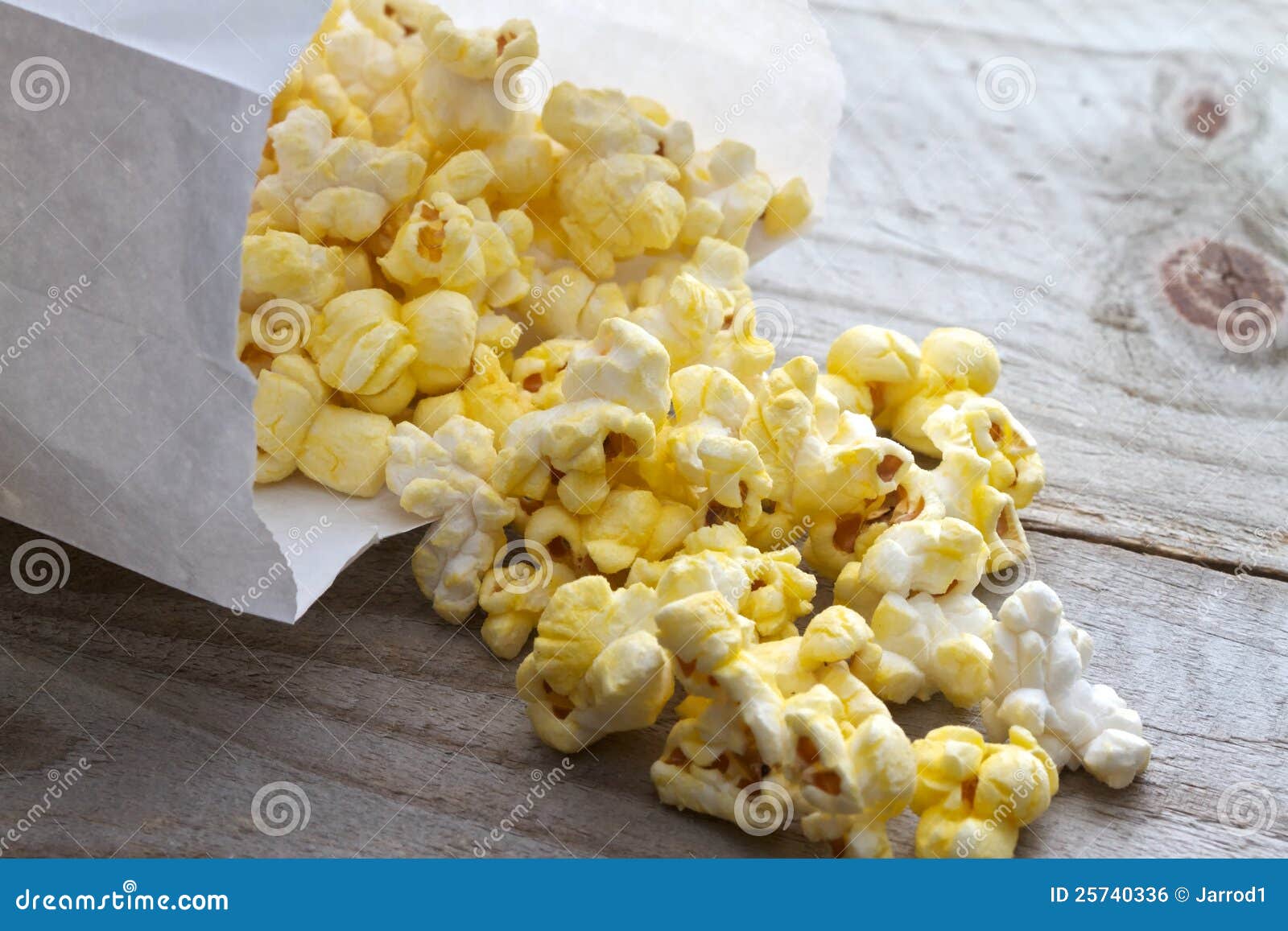 Popkorn zdjęcie stock. Obraz złożonej z maślany, puszysty - 25740336