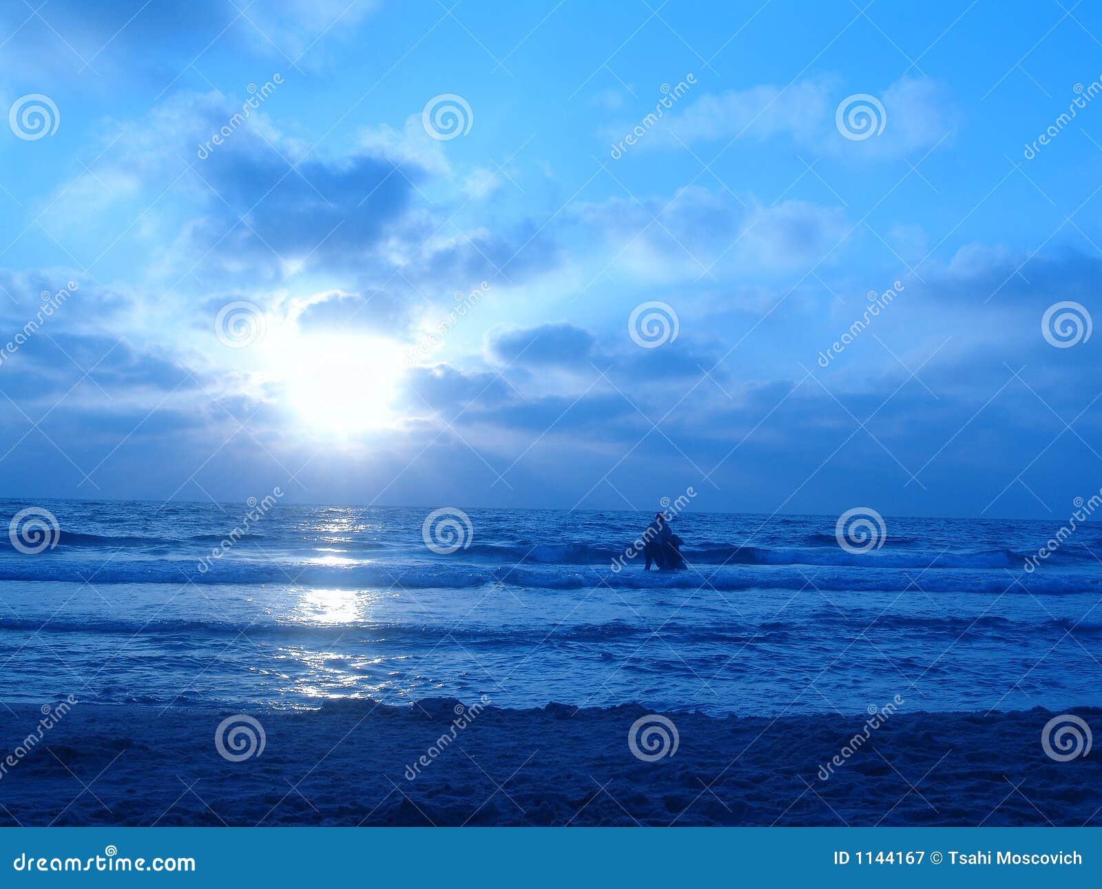 Por do sol azul imagem de stock. Imagem de céu, sunset - 1144167