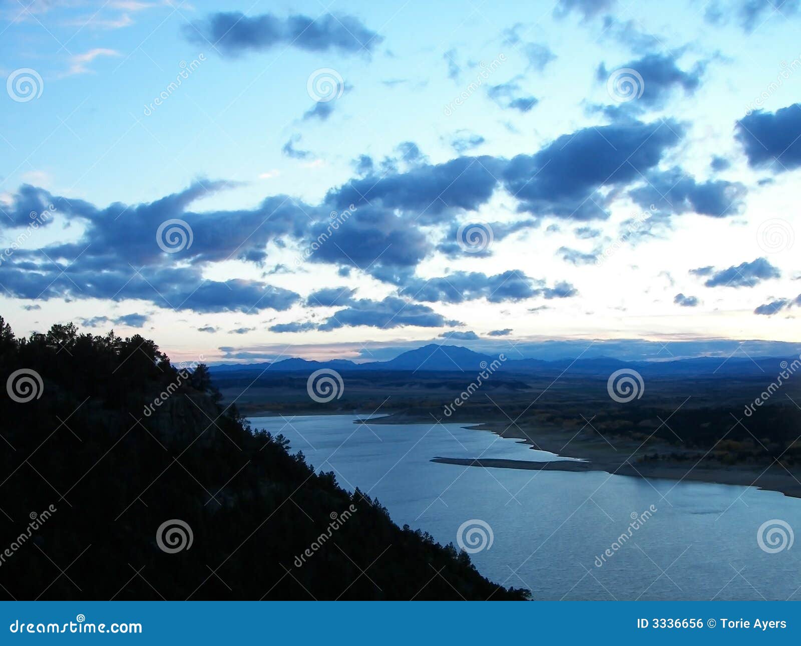 Por do sol azul brilhante foto de stock. Imagem de sunset - 3336656