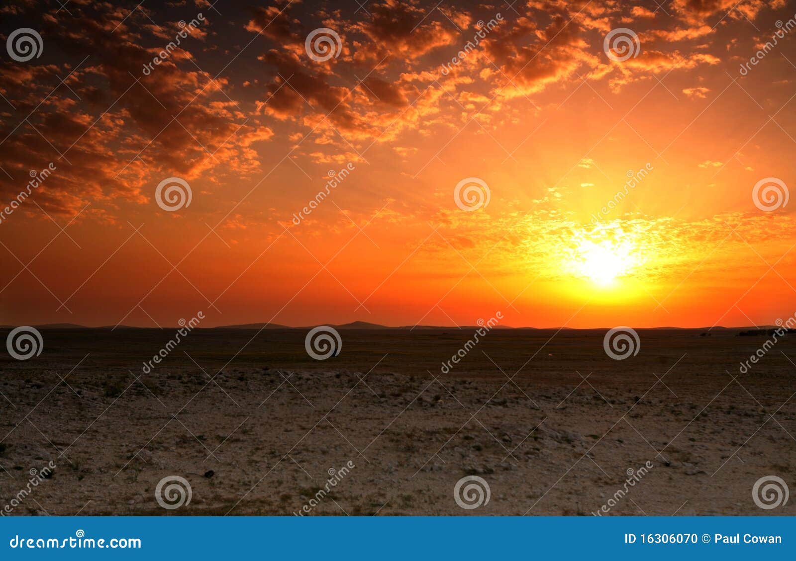 Por Do Sol Do Deserto De Qatar Foto de Stock - Imagem de paisagem ...