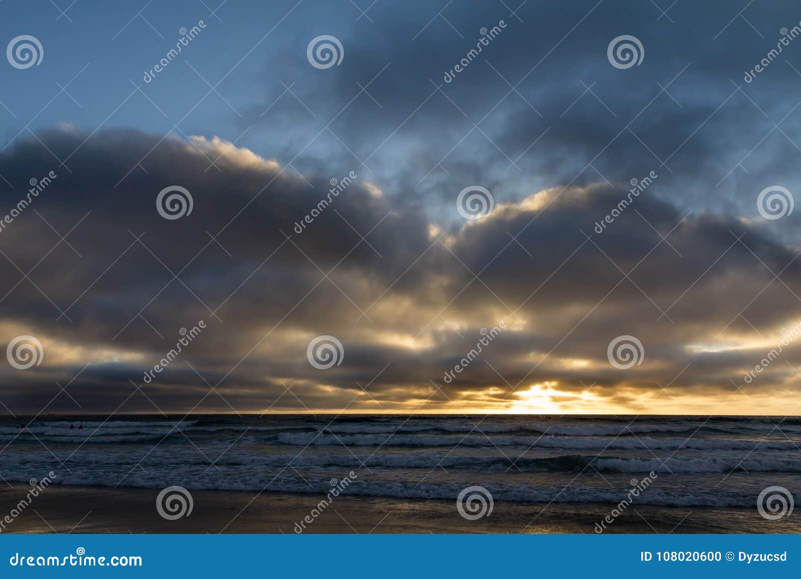 Por do sol dourado foto de stock. Imagem de céu, terra - 108020600