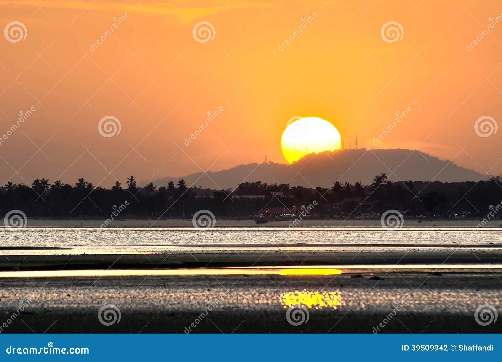 Por do sol dourado foto de stock. Imagem de céu, pitoresco - 39509942