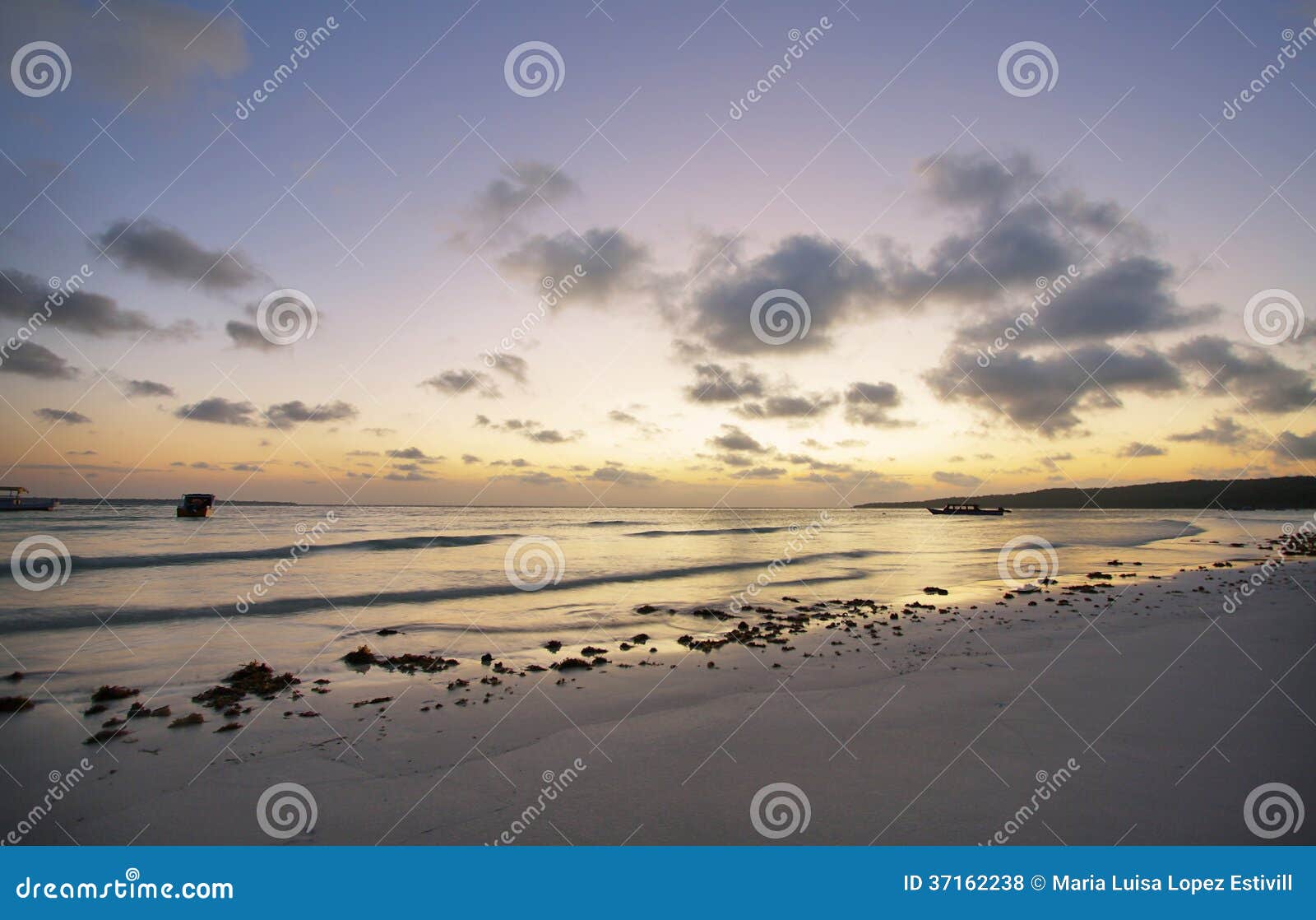 Por Do Sol Na Praia De Bira Foto de Stock - Imagem de ensolarado ...
