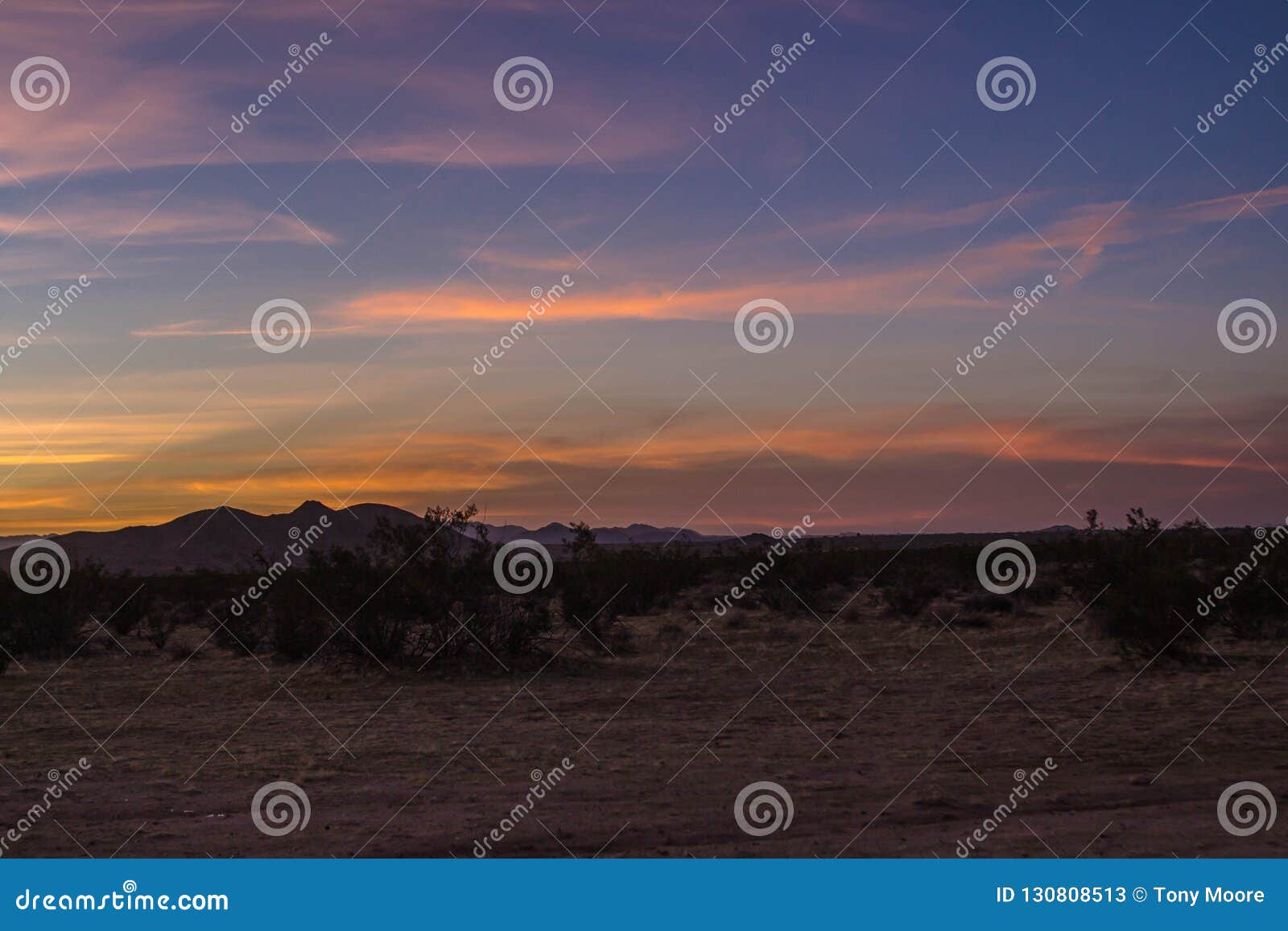 Por do sol no deserto - 5 imagem de stock. Imagem de calor - 130808513