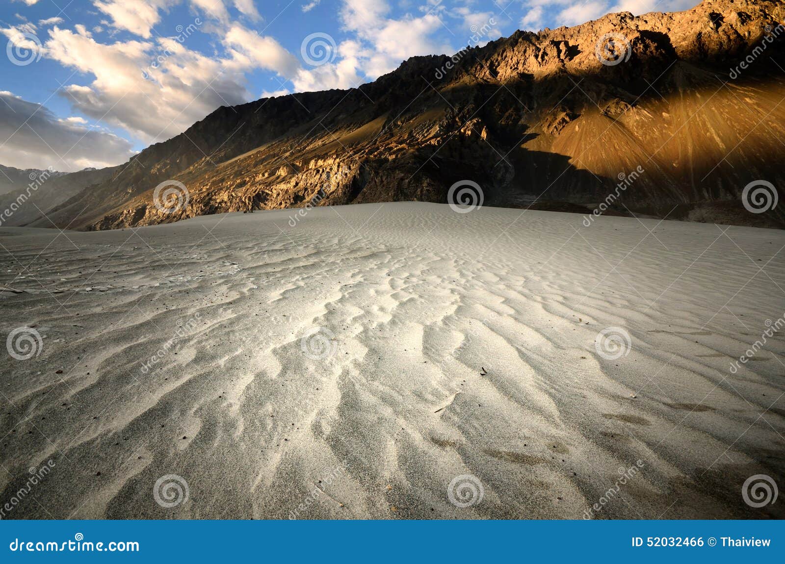 Por do sol no deserto foto de stock. Imagem de fundos - 52032466