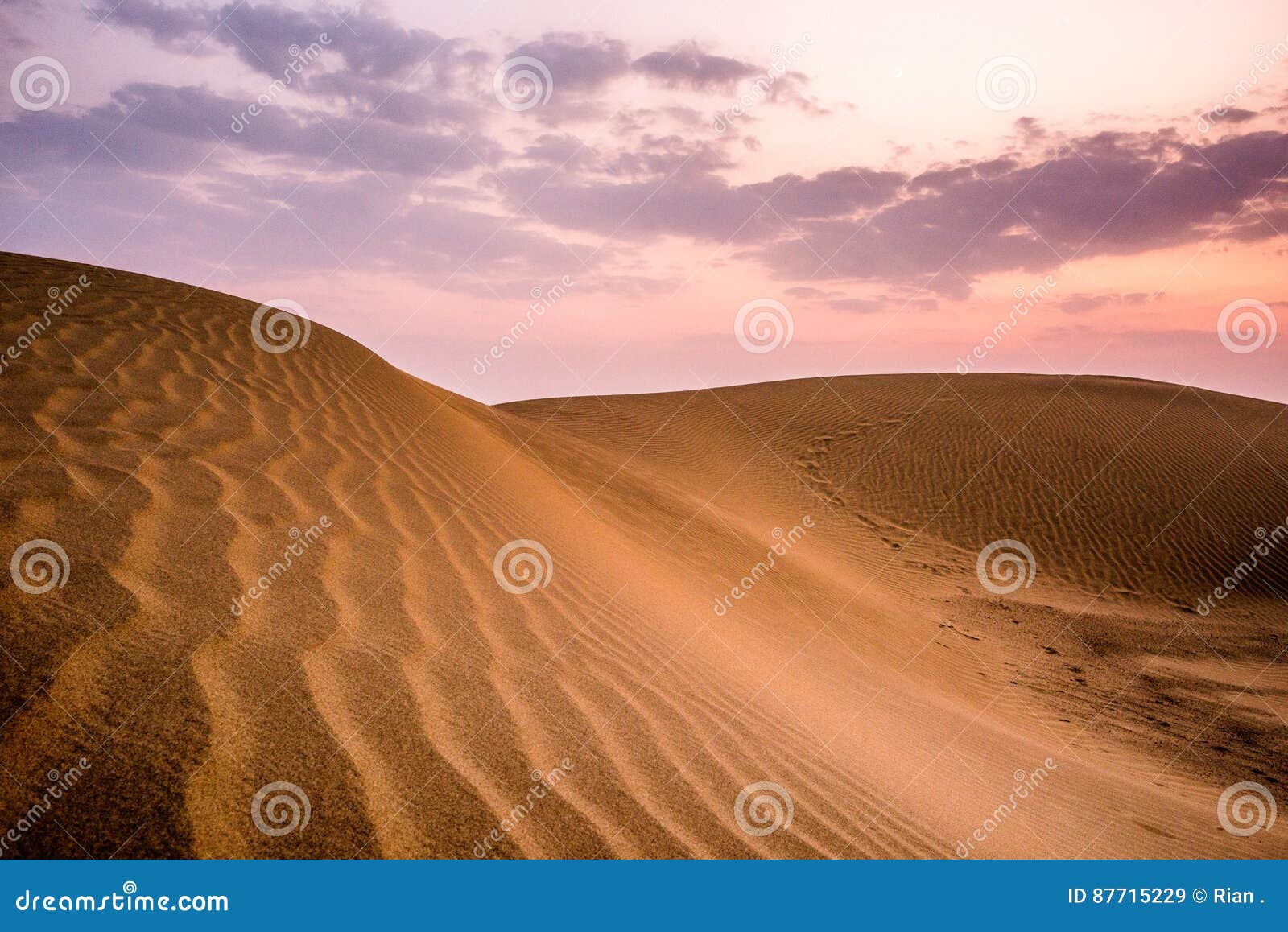 Por do sol no deserto imagem de stock. Imagem de deserto - 87715229