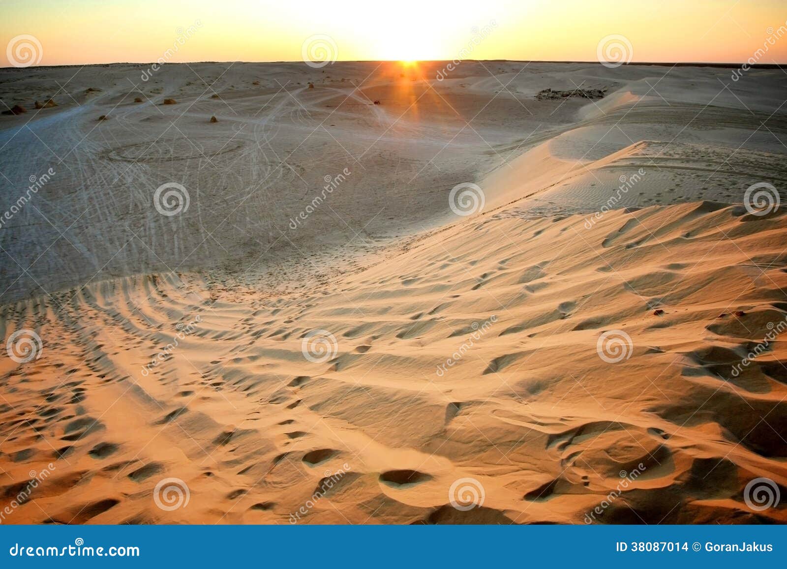 Por Do Sol No Deserto De Sahara Foto de Stock - Imagem de duna, arenoso ...