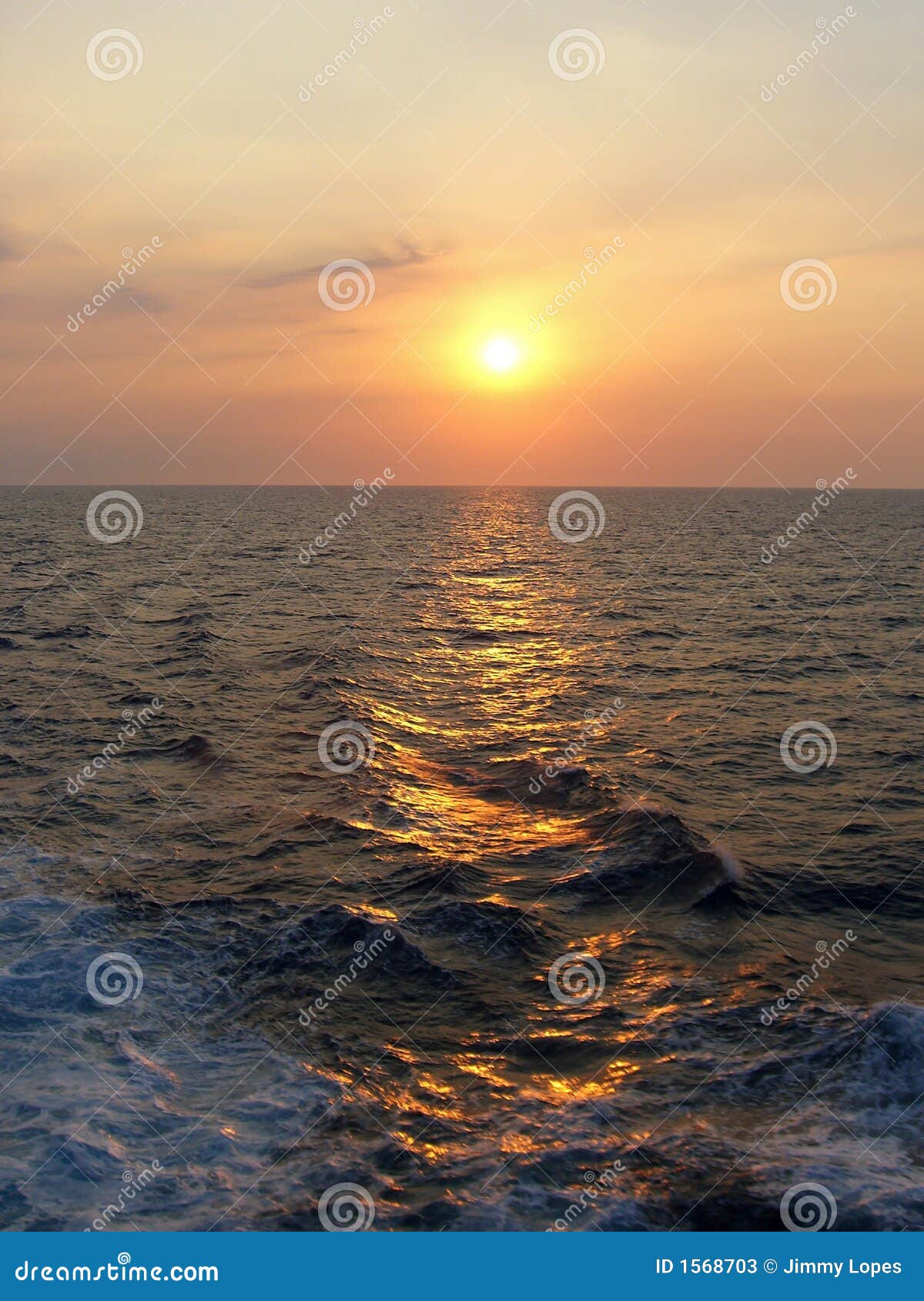 Por do sol no mar imagem de stock. Imagem de céu, sunset - 1568703