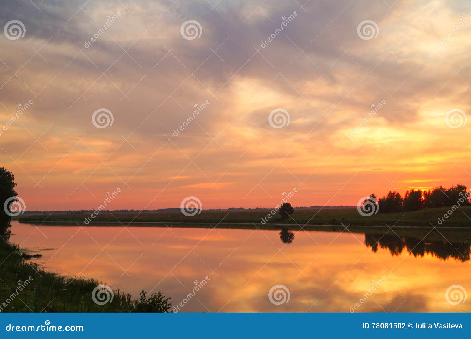 Por Do Sol No Rio Com Reflexo Foto de Stock - Imagem de nascente, fundo ...