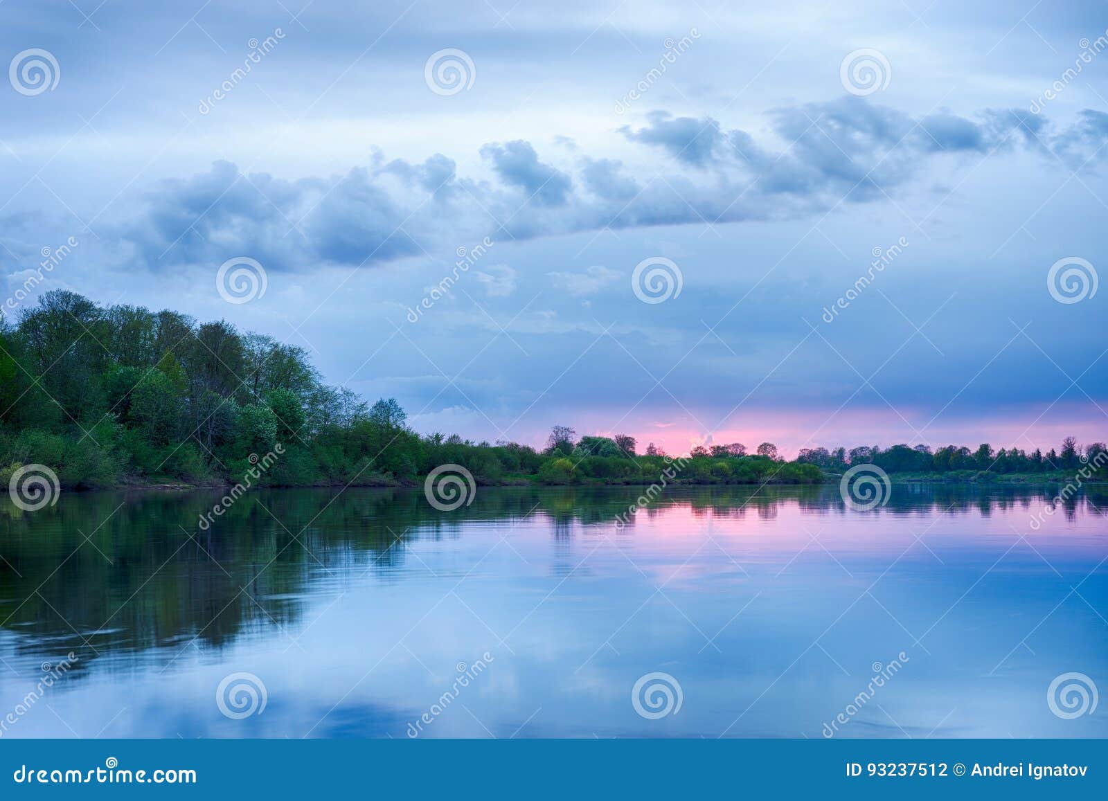 Por Do Sol No Rio Com Reflexo Foto de Stock - Imagem de céu, banco ...