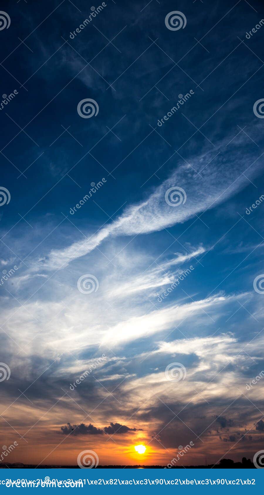 Por Do Sol No Rio Com Reflexo Imagem de Stock - Imagem de nascente ...