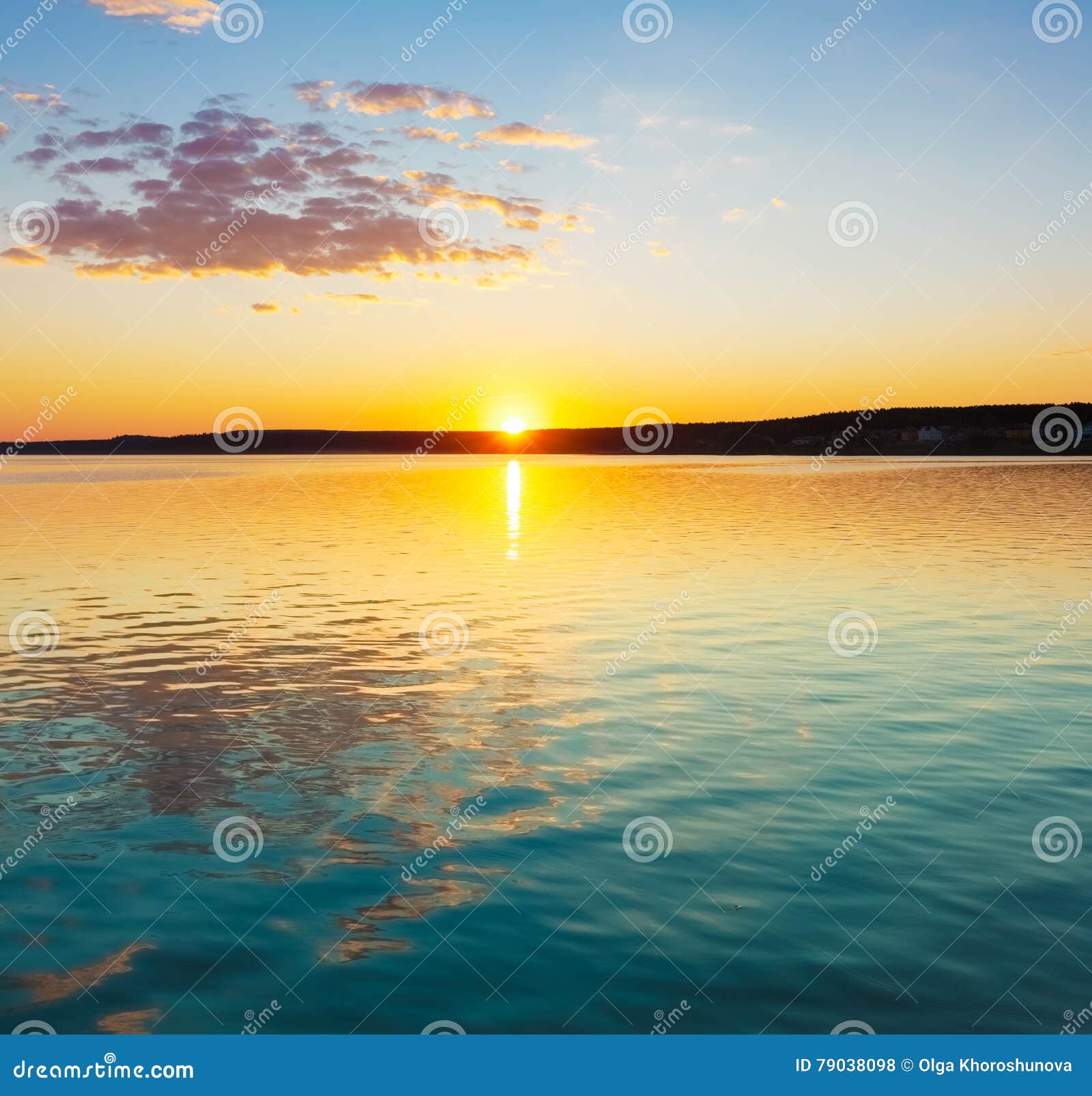 Por do sol sobre o rio foto de stock. Imagem de bandeira - 79038098