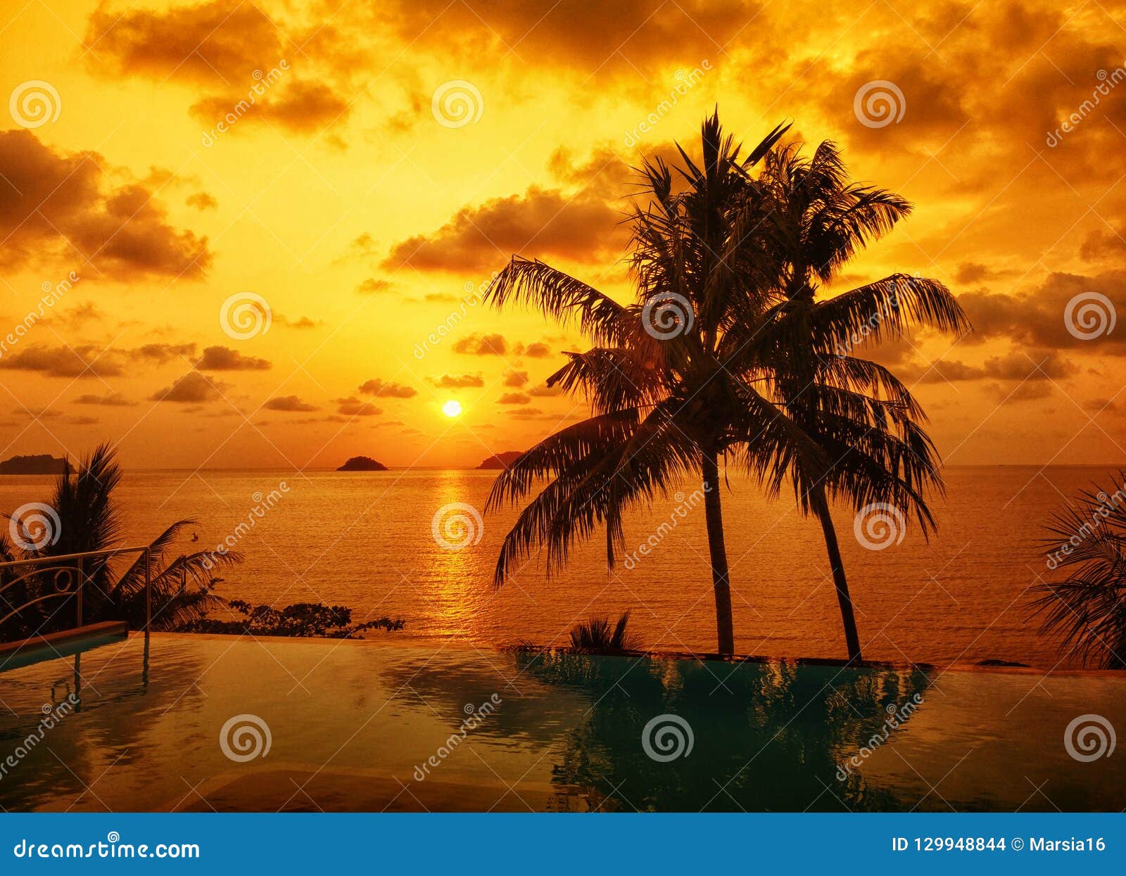 Por Do Sol Tropical Com Opinião E Palmeiras Do Mar Foto de Stock ...