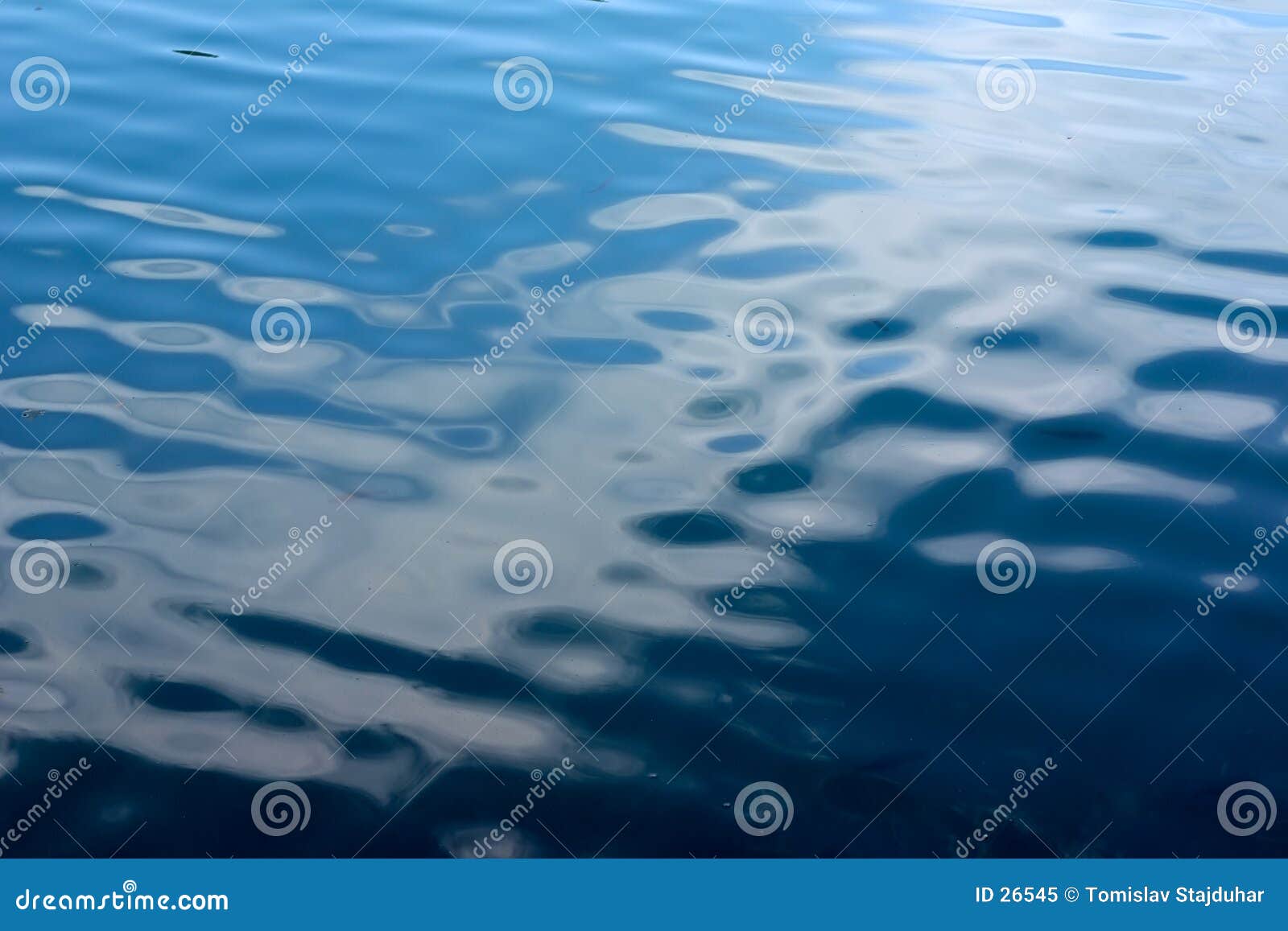 Por el azul del agua imagen de archivo. Imagen de colorido - 26545