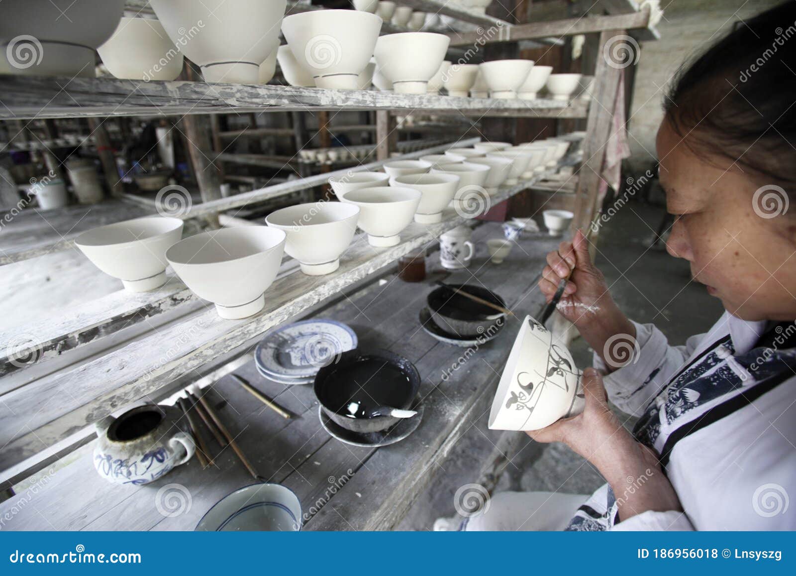 Porcelain shop editorial stock photo. Image of artwork - 186956018