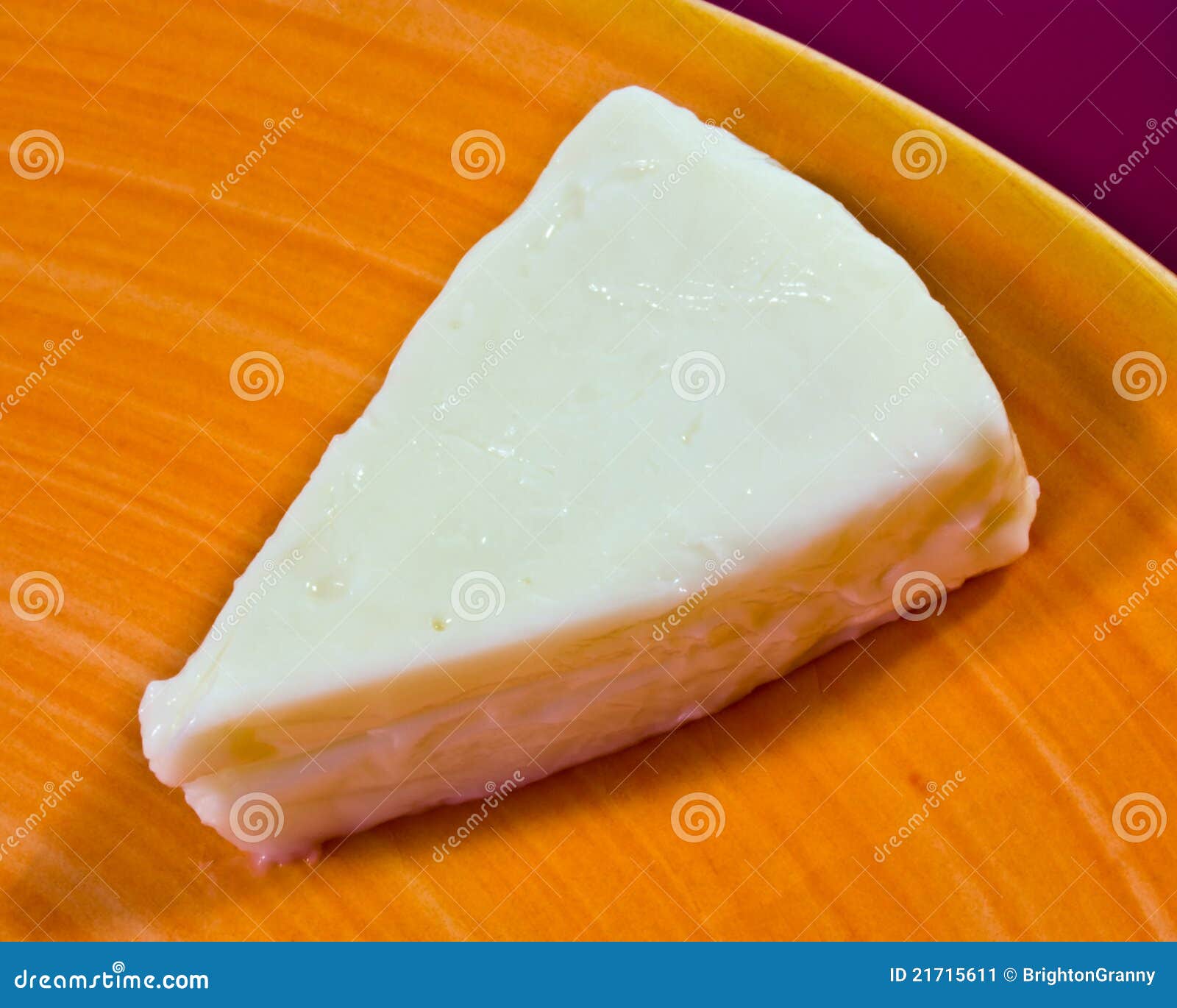 Porción Triangular De Queso Imagen de archivo - Imagen de suave, primer ...