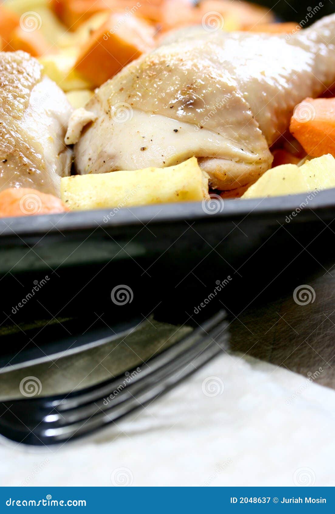 Porciones De Pollo, Asadas Lentamente Con Imagen de archivo - Imagen de ...