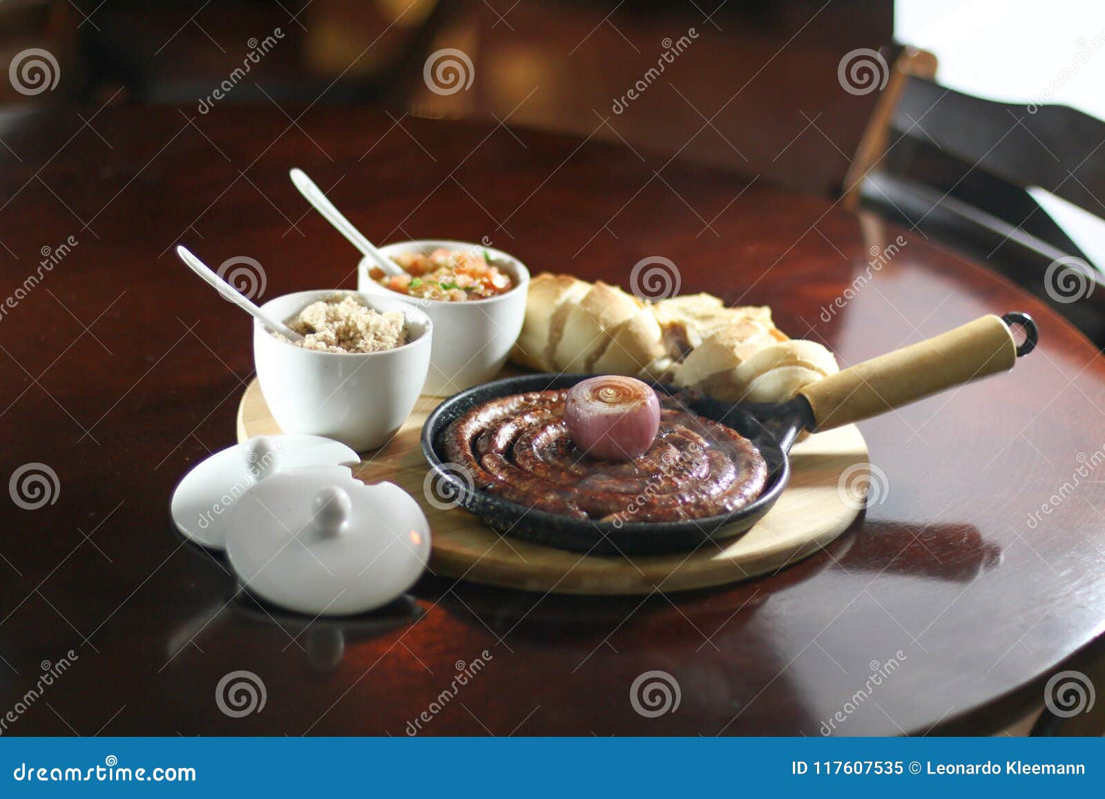 Sausages in rustic pan stock image. Image of british - 117607535