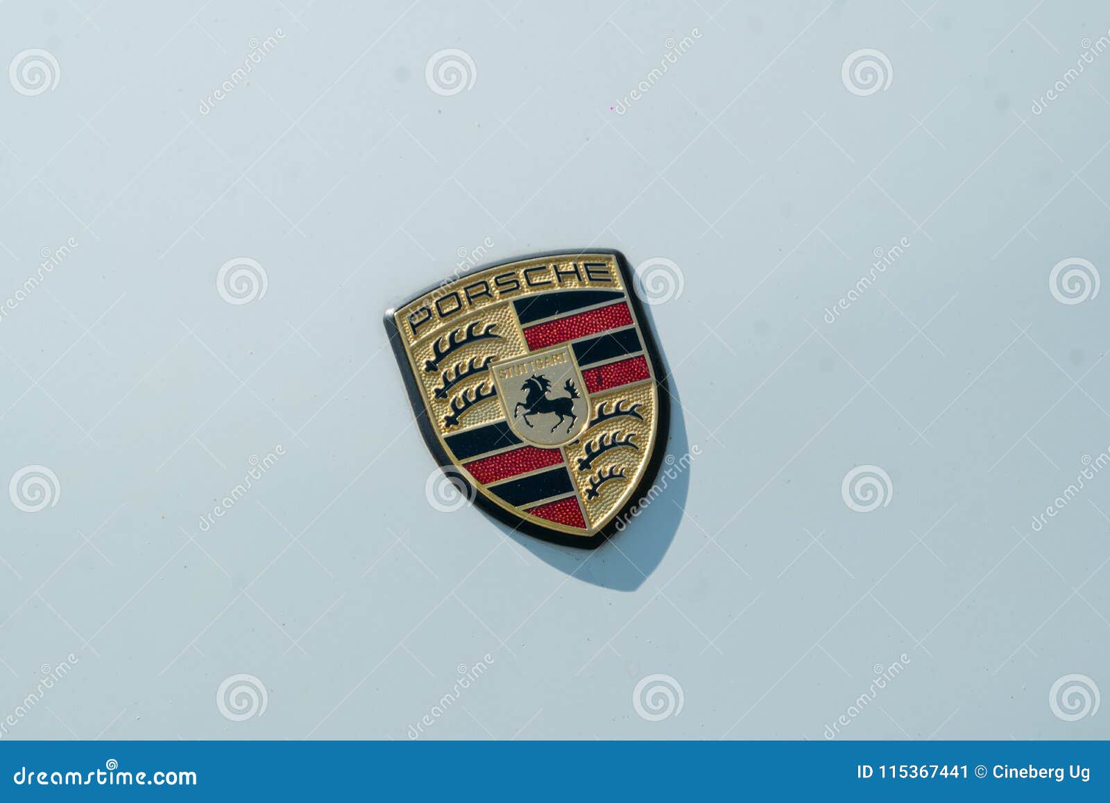 Porsche-autoembleem redactionele foto. Image of tentoonstelling - 115367441