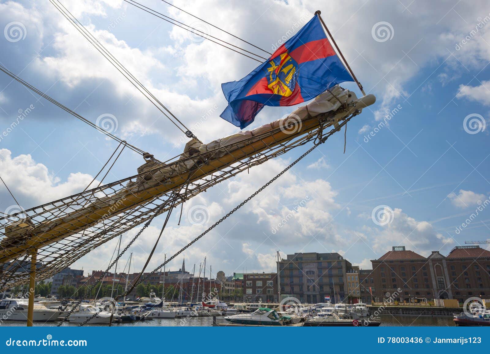 Port d'Anvers au soleil photo stock. Image du anvers - 78003436