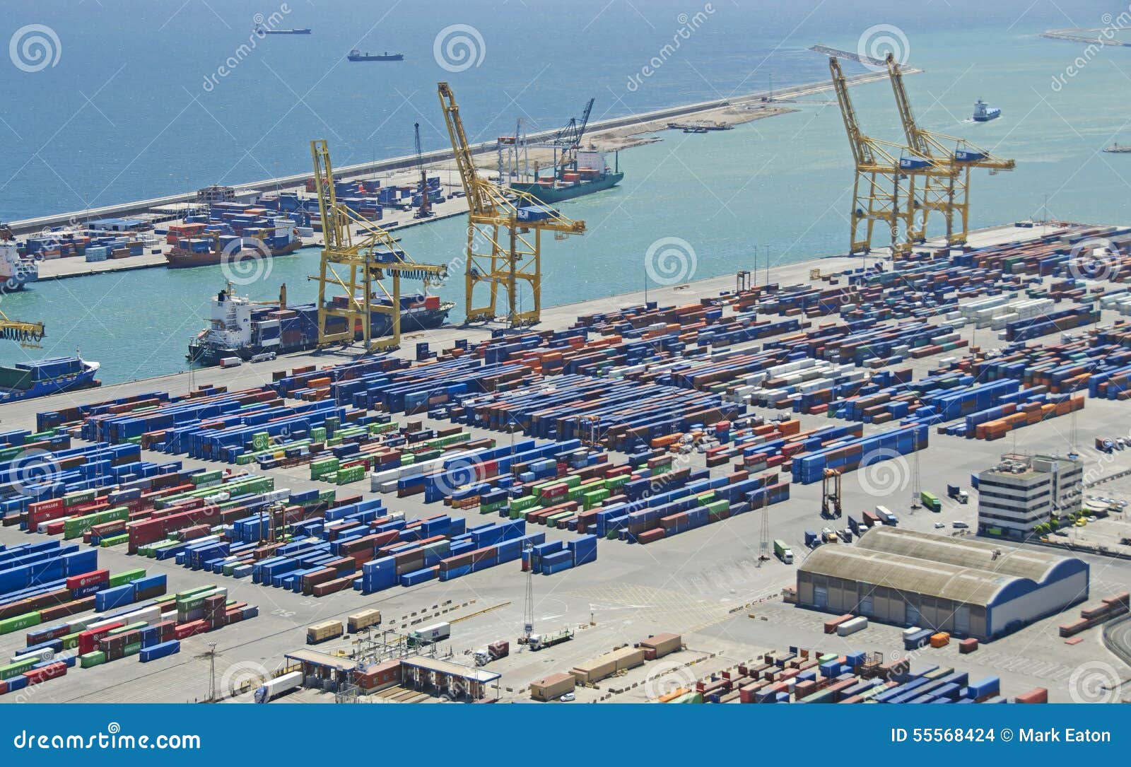 Port de Barcelone image stock éditorial. Image du architecte - 55568424