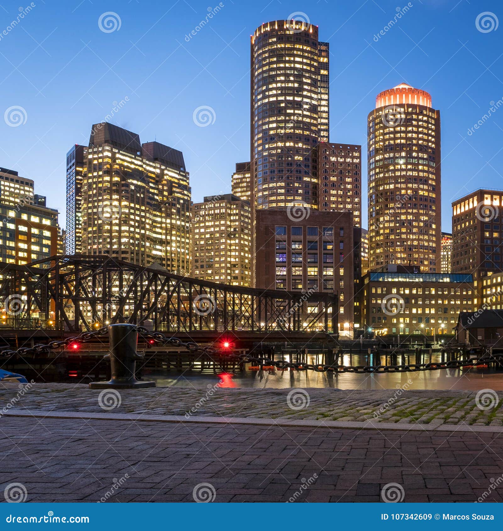 Port de Boston image stock. Image du nuit, neuf, cityscape - 107342609