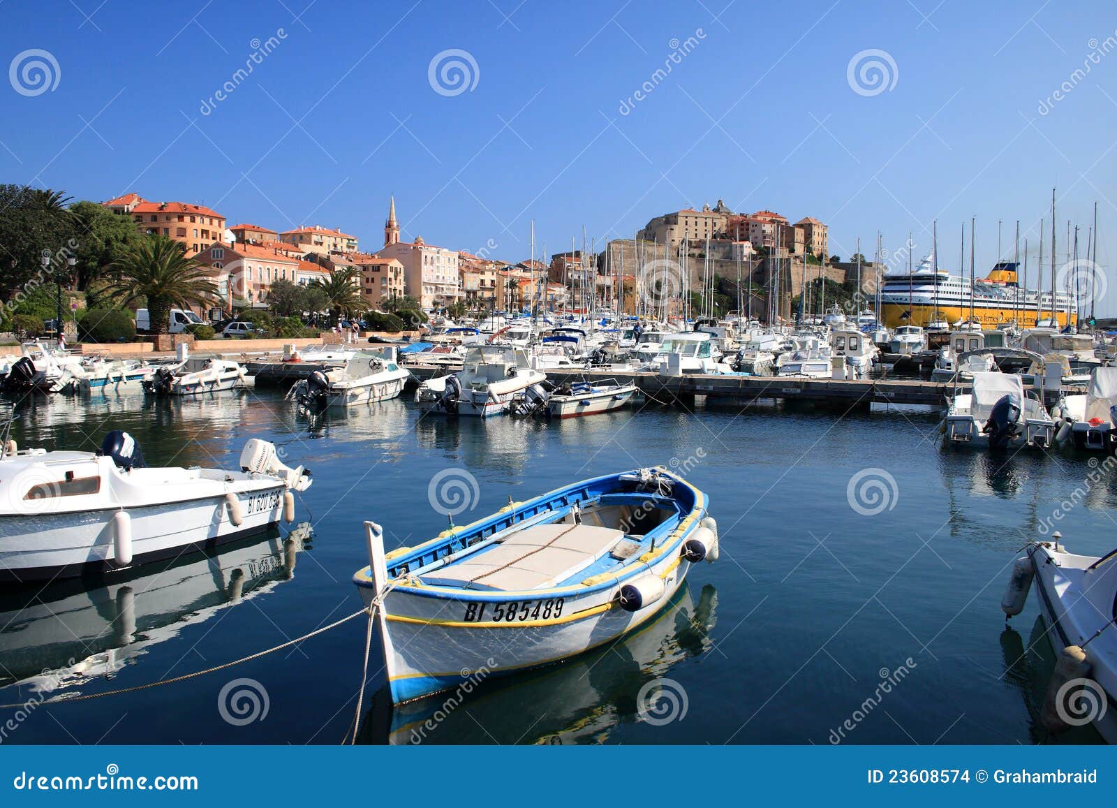 Port de Calvi, Corse image stock éditorial. Image du port - 23608574