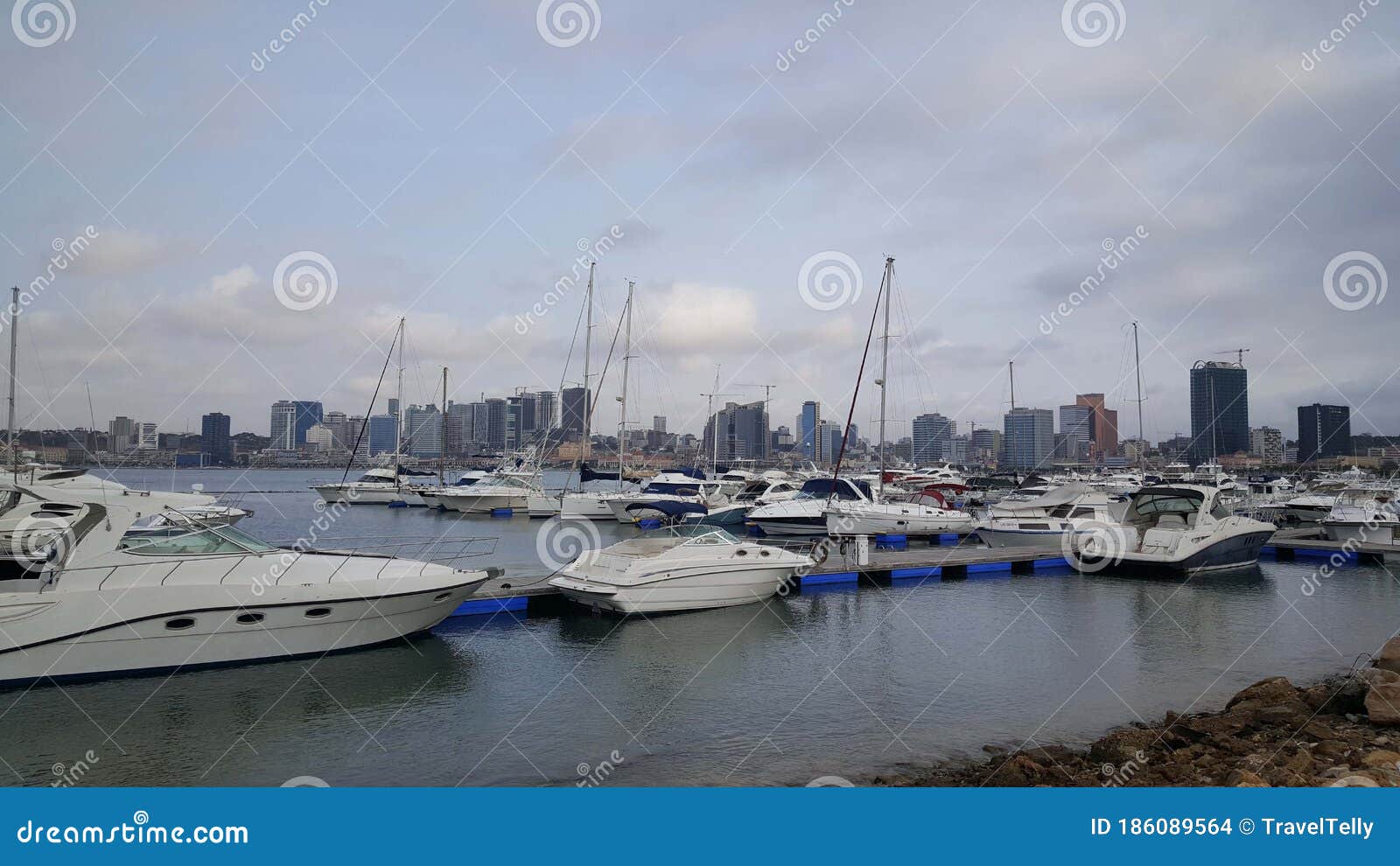Port de Luanda en Angola photo stock. Image du port - 186089564