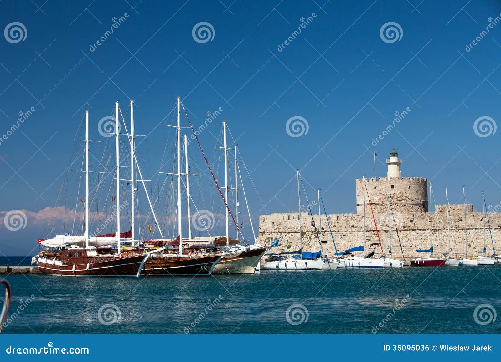 Port de Mandraki, Rhodes photo stock. Image du pierre - 35095036