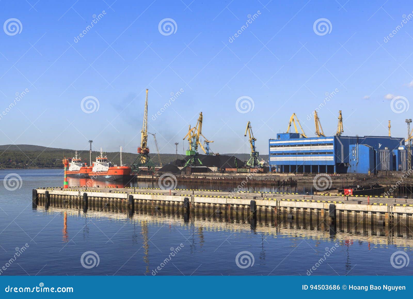 Port De Mourmansk En Russie Photo éditorial - Image du ville, batterie ...