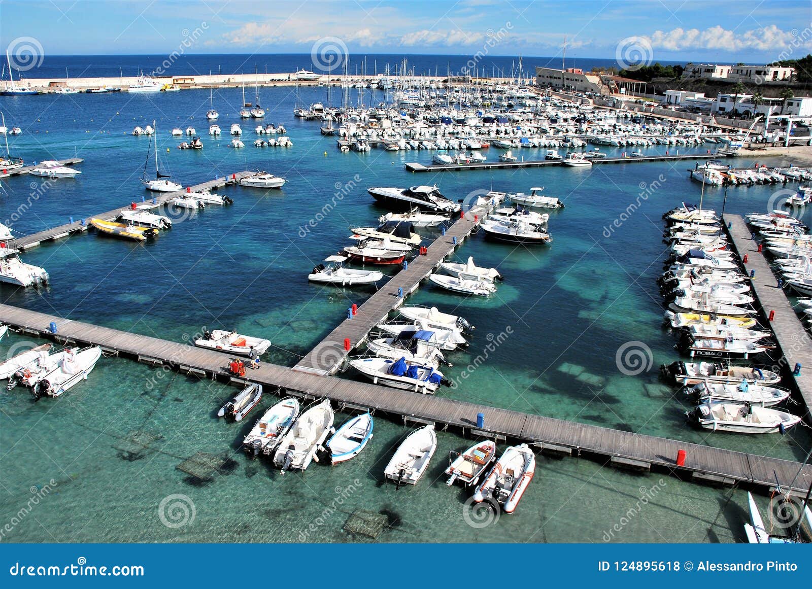 Port Et Architecture Typique Dans Otranto Photo stock éditorial - Image ...