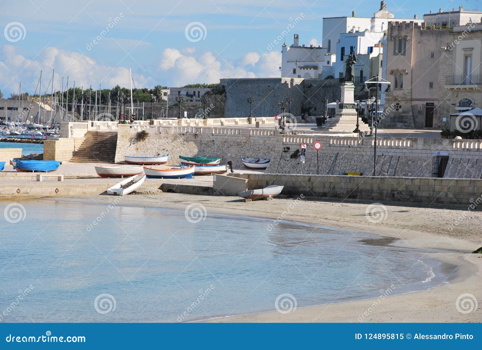Port Et Architecture Typique Dans Otranto Image stock - Image du bleu ...