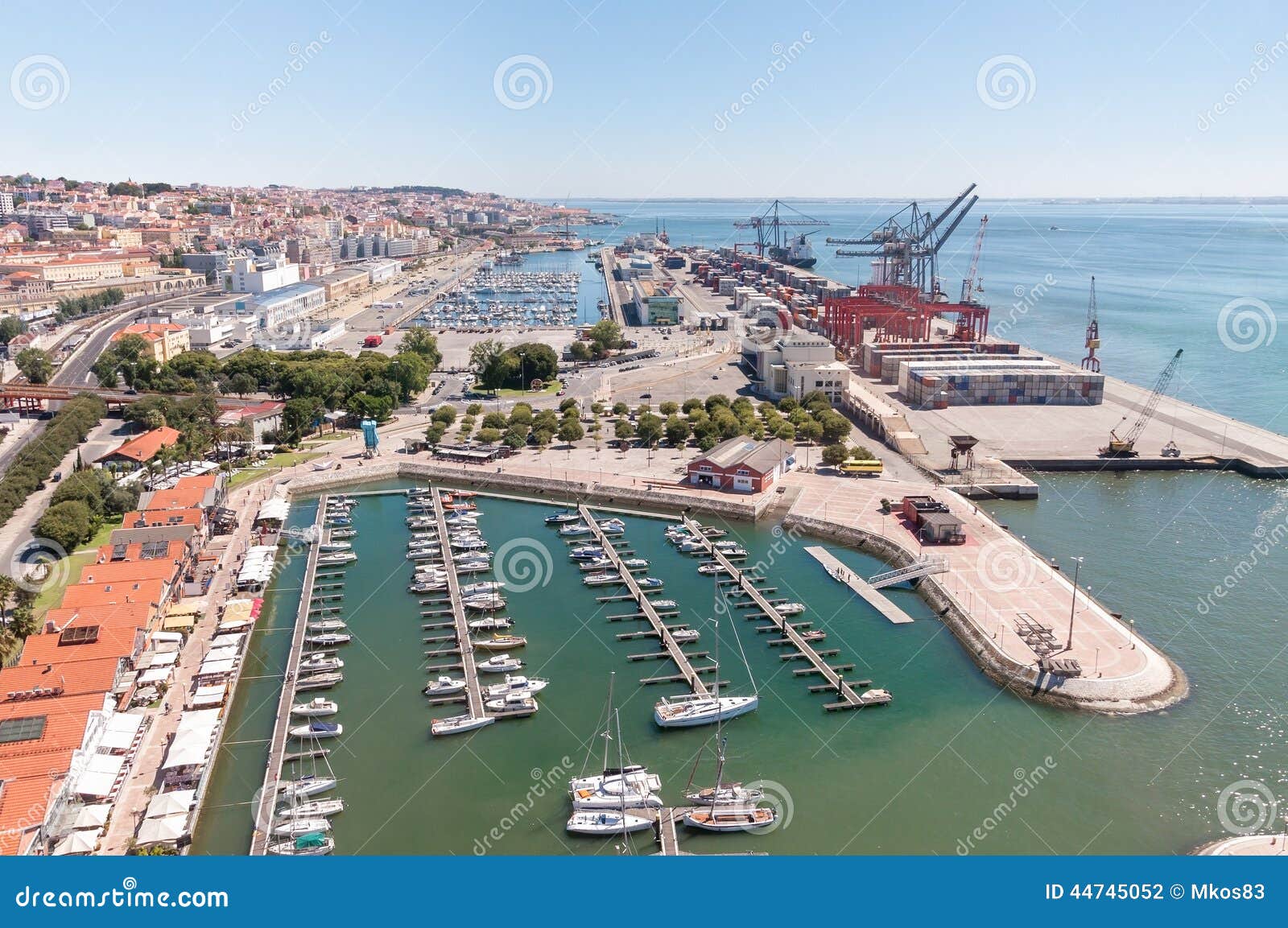 Port Et Marina à Lisbonne Photo stock - Image: 44745052