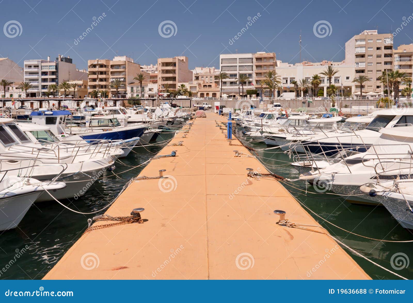 Port et marina de Garrucha photo stock. Image du yachts - 19636688