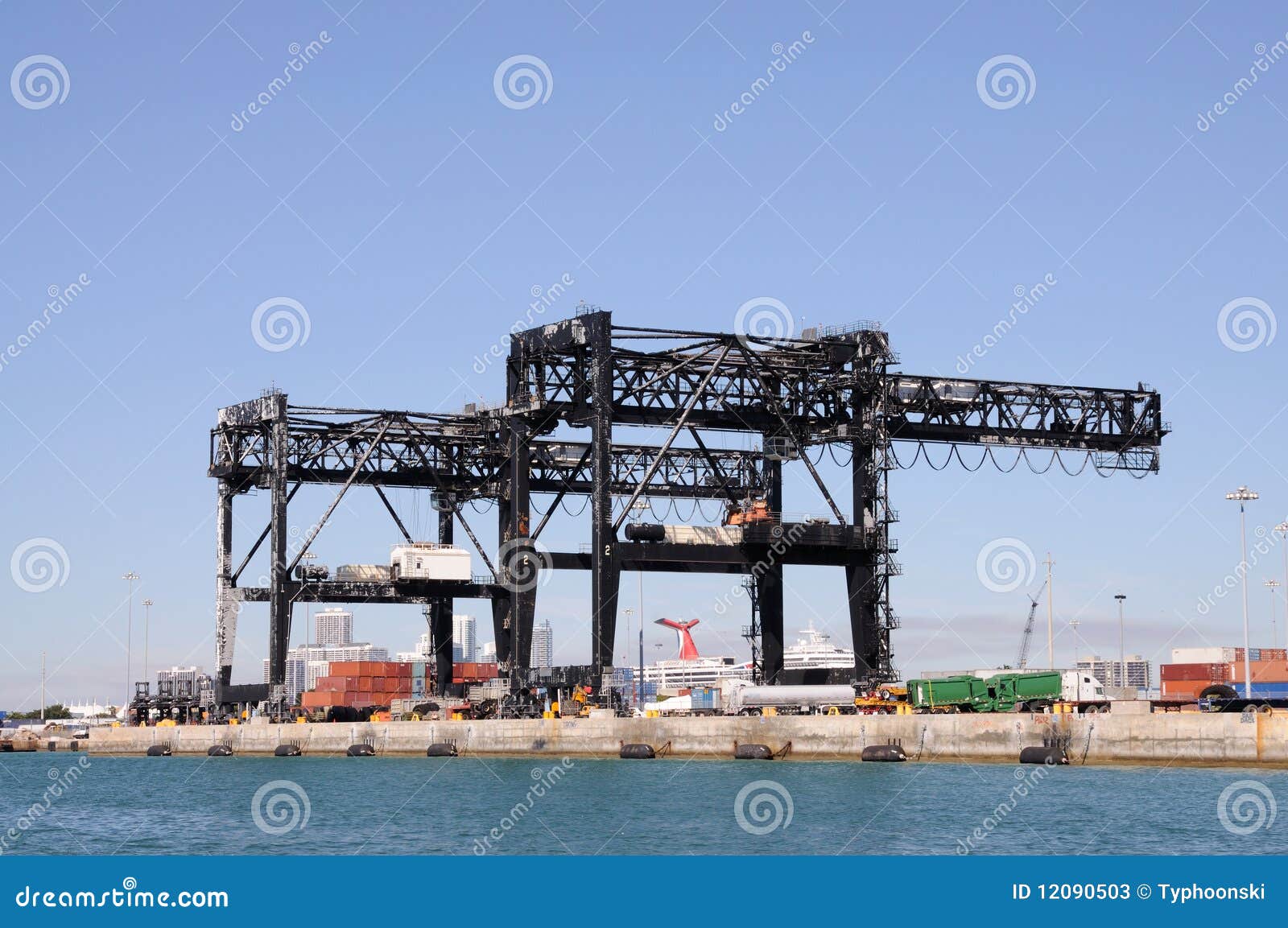 Port industriel image stock. Image du conteneurs, cargaison - 12090503