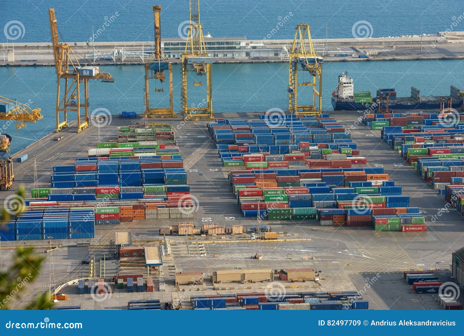 Port Industriel De Barcelone Image stock éditorial - Image du turquoise ...