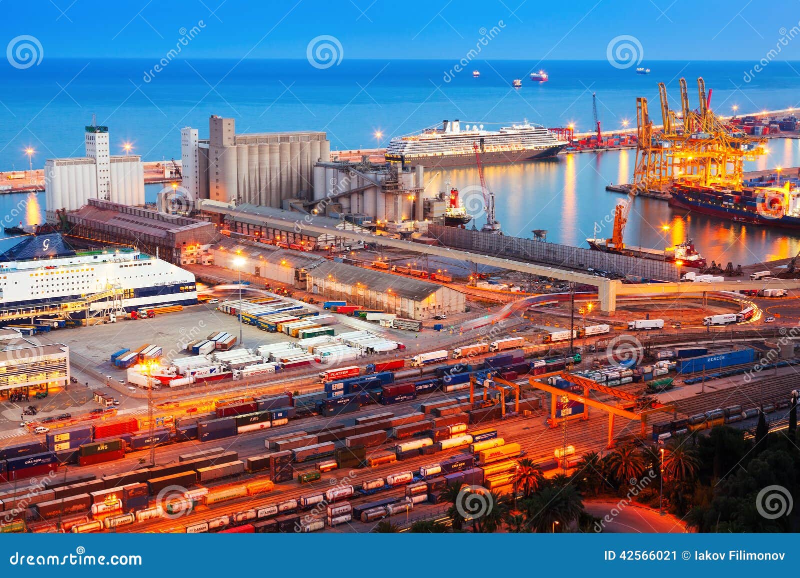Port Industriel De Barcelone Dans La Nuit Photo éditorial - Image du ...